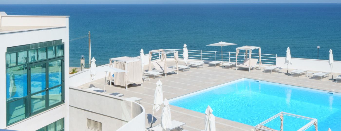 Swimming pool with solarium | Rodi Resort